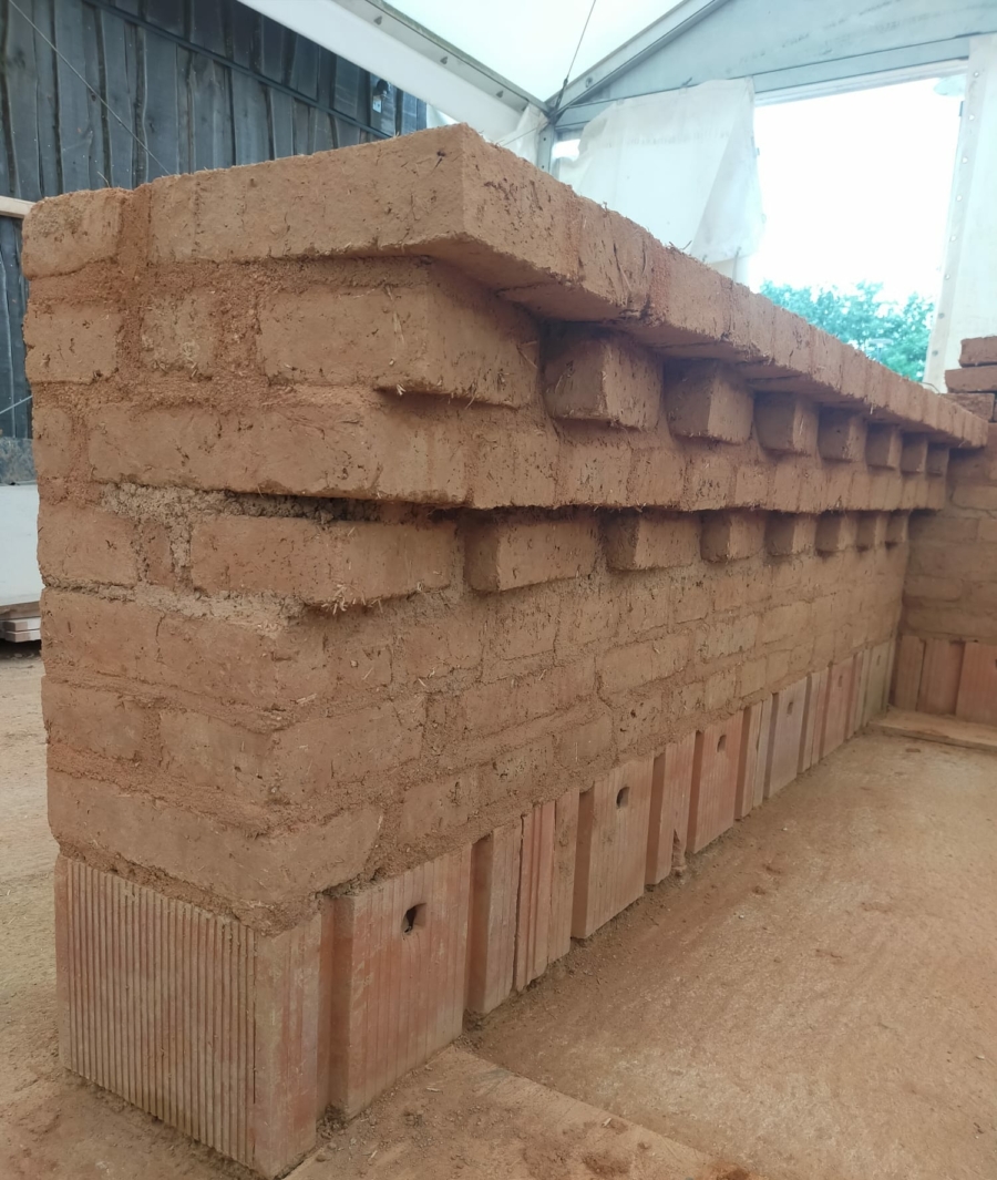 Techniques porteuses en terre crue : bauge, pisé, briques